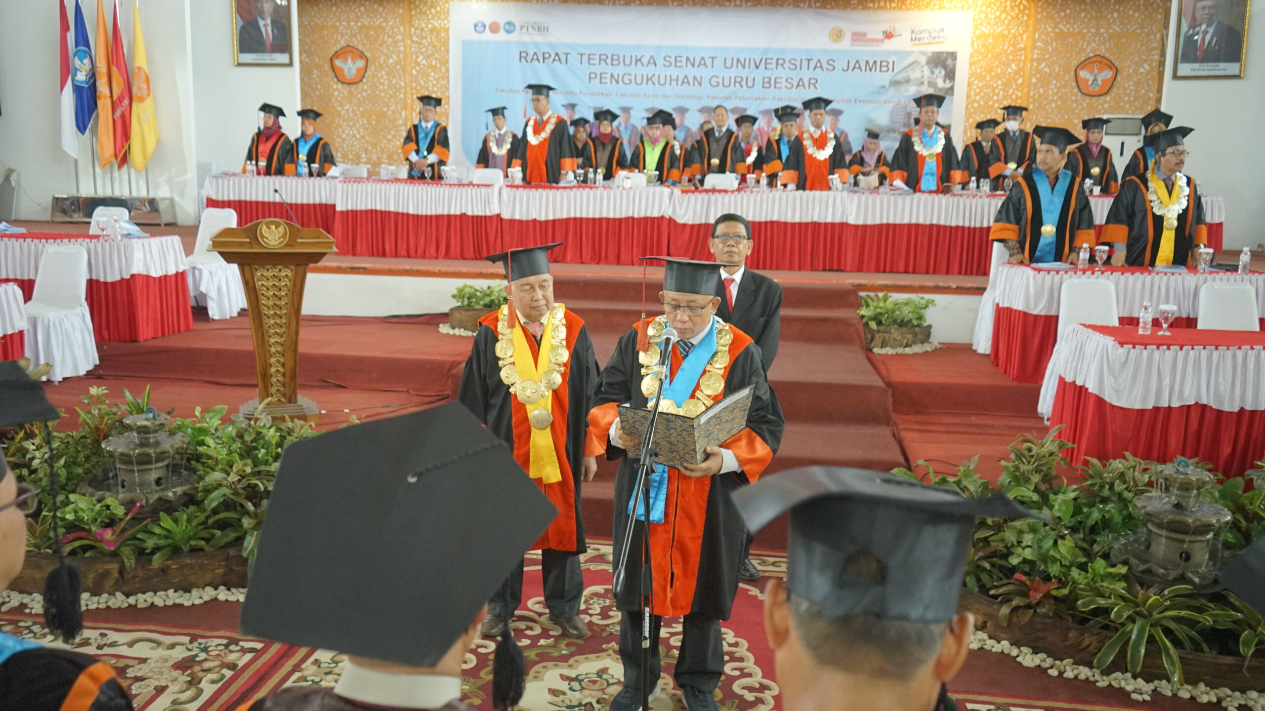 UNJA Kukuhkan 10 Guru Besar Baru, Siap Wujudkan World Class ...